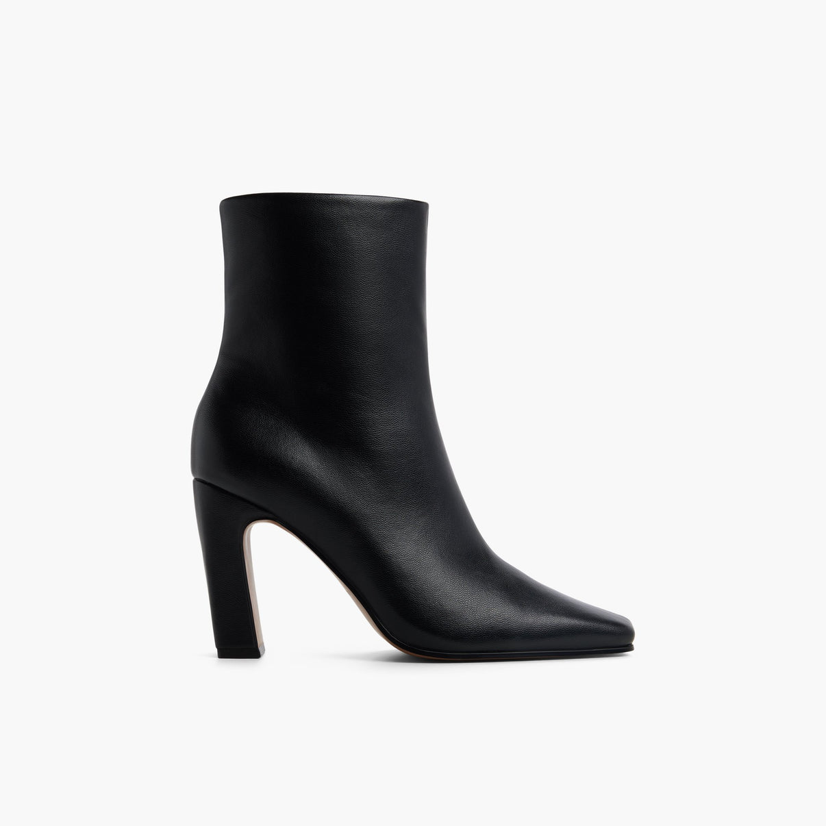 Myaa in Black – Call It Spring